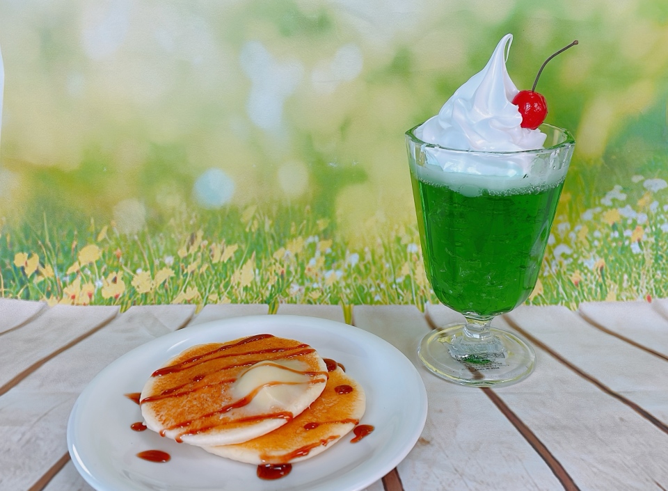 【夏休みこども1day】食品サンプル de ①“パンケーキ＆クリームソーダ” “ロールケーキタワーのペン立て” ｜東京都で習い事なら、JEUGIAカルチャーセンターららぽーと立川立飛（東京 ...