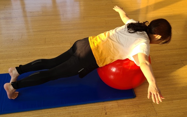 らくらく★かんたんバランスボール 1dayレッスン｜埼玉県で習い事なら、JEUGIAカルチャーセンターイオンレイクタウン（埼玉県越谷市）